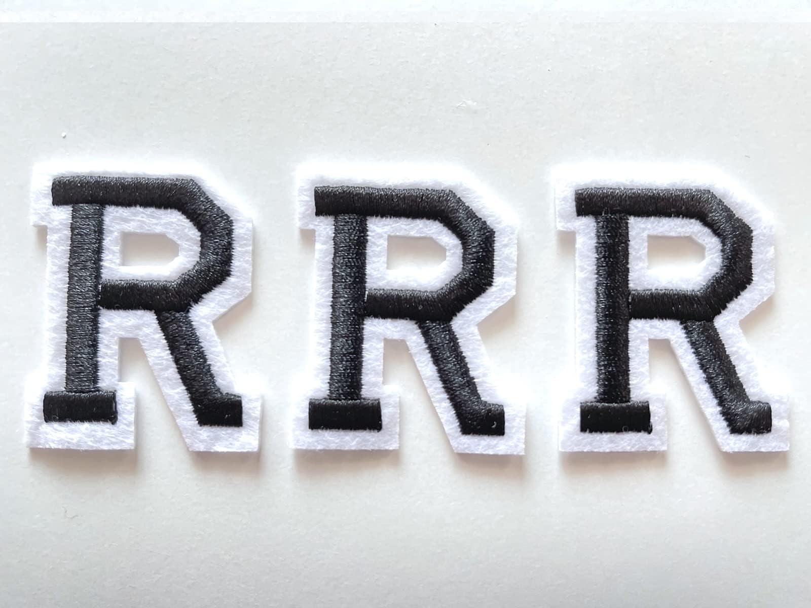 Amazon.co.jp: ワッペン A-Z アルファベット セット 刺繍 白 アップリケ アイロン接着 かわいい 男の子 女の子 装飾 ...