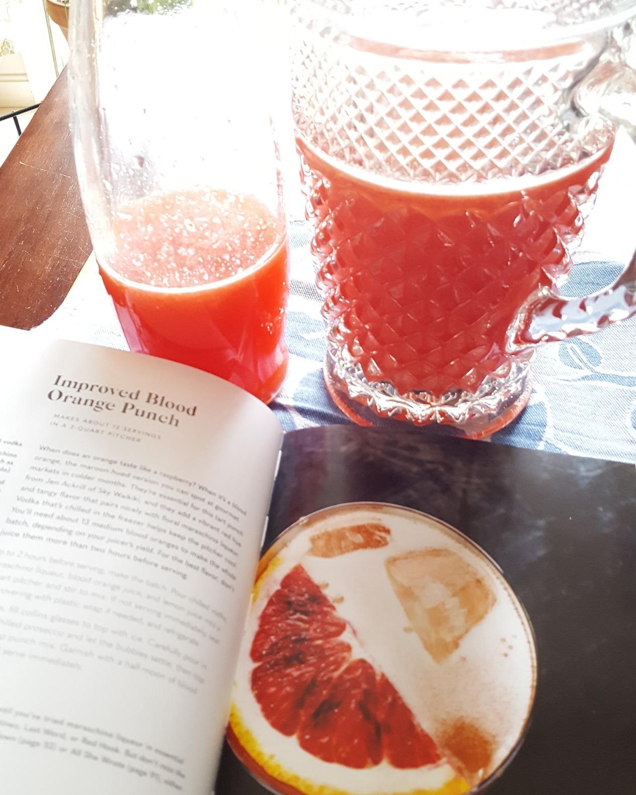 Batch Cocktails: Make-Ahead Pitcher Drinks for Every Occasion: Hoffman, Maggie: 9780399582530 ...