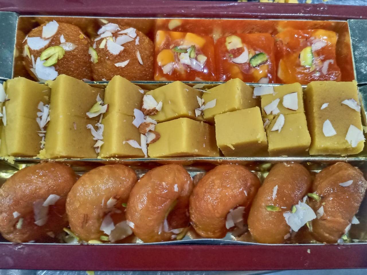 Sweet Touch Assorted Desi Mithai | Sweet Gift | Indian Sweet Box 500 GR ...