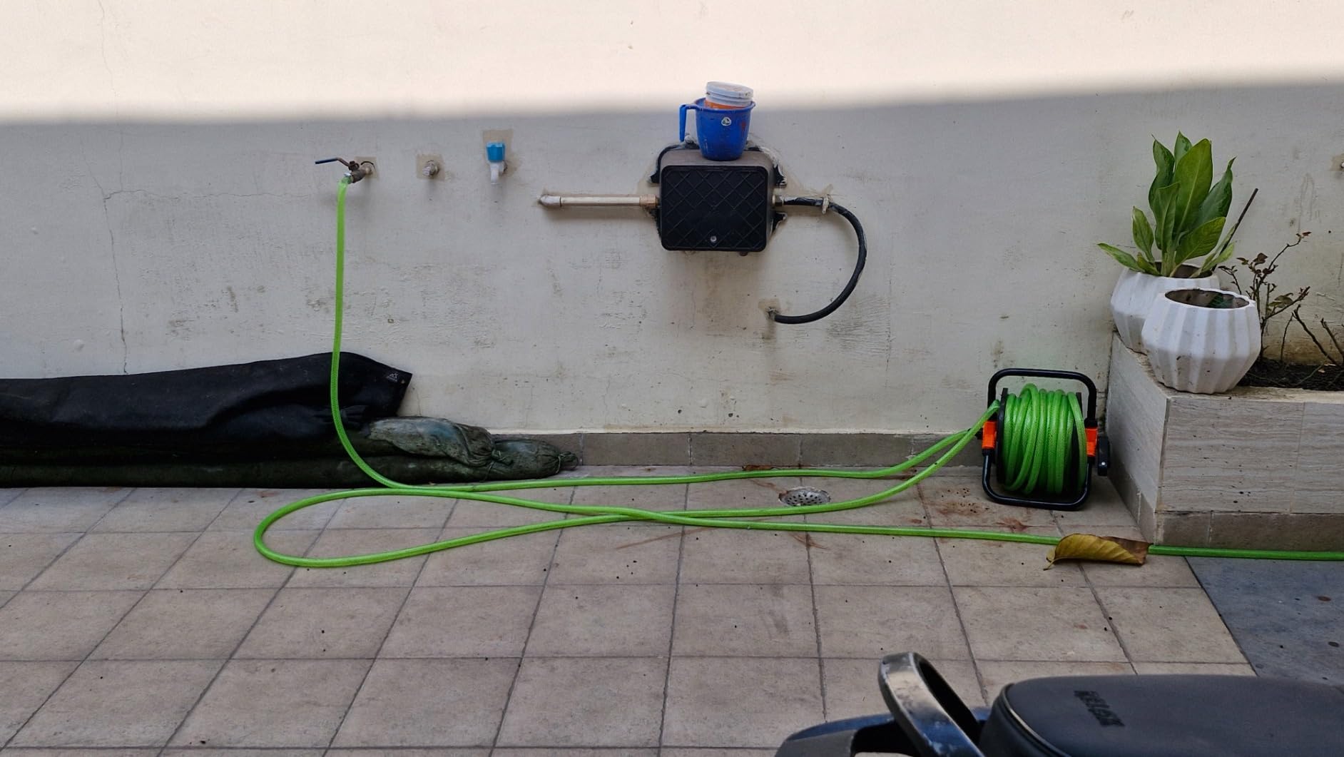 ROOTS & LEAF Retractable Garden Hose Reel | Smooth Retractable System ...