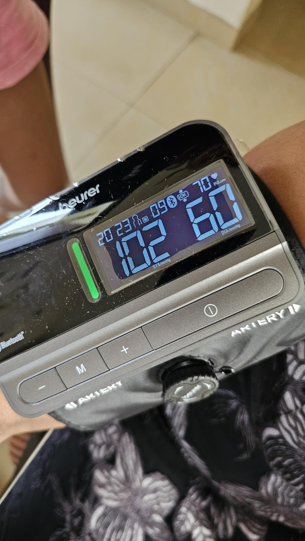Beurer BM 81 easyLock Upper Arm Blood Pressure Monitor, Innovative Cuff ...