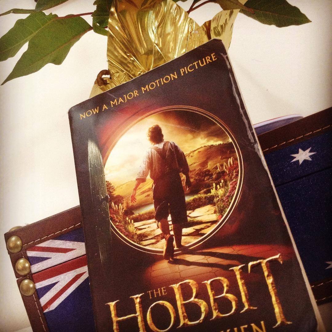 The Hobbit: The Classic Bestselling Fantasy Novel : Tolkien, J r r ...