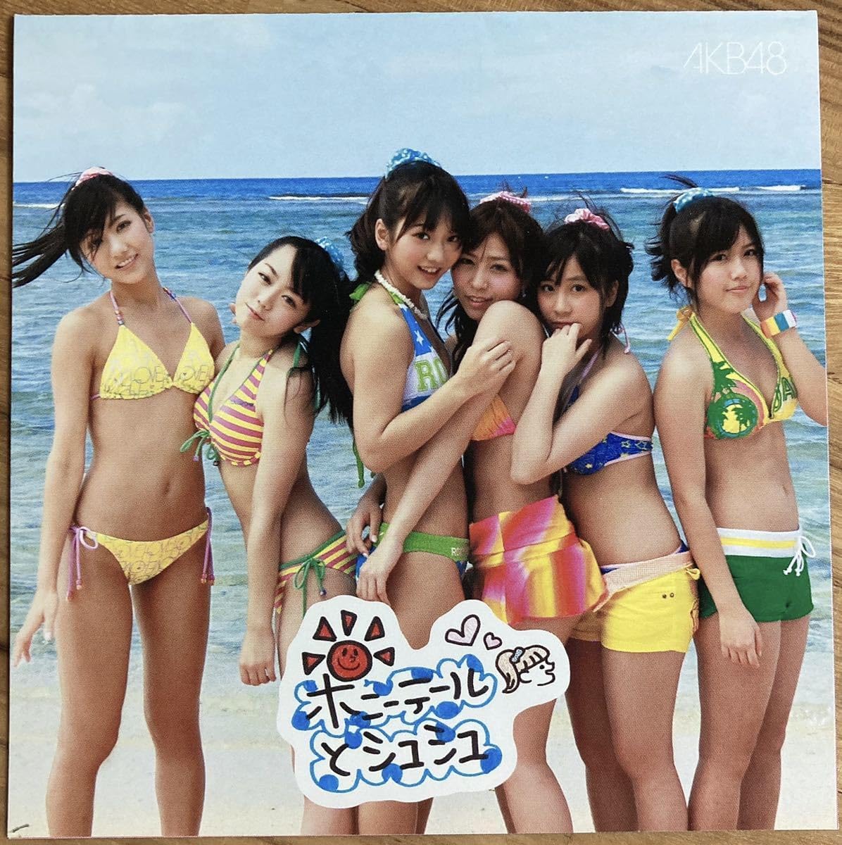 Amazon.co.jp: AKB48 限定 CD ジャケット ポニーテールとシュシュ ① 前田敦子 板野友美 大島優子 指原莉乃 小嶋陽菜 渡辺麻友 他 アイドル 水着 ビキニ : おもちゃ