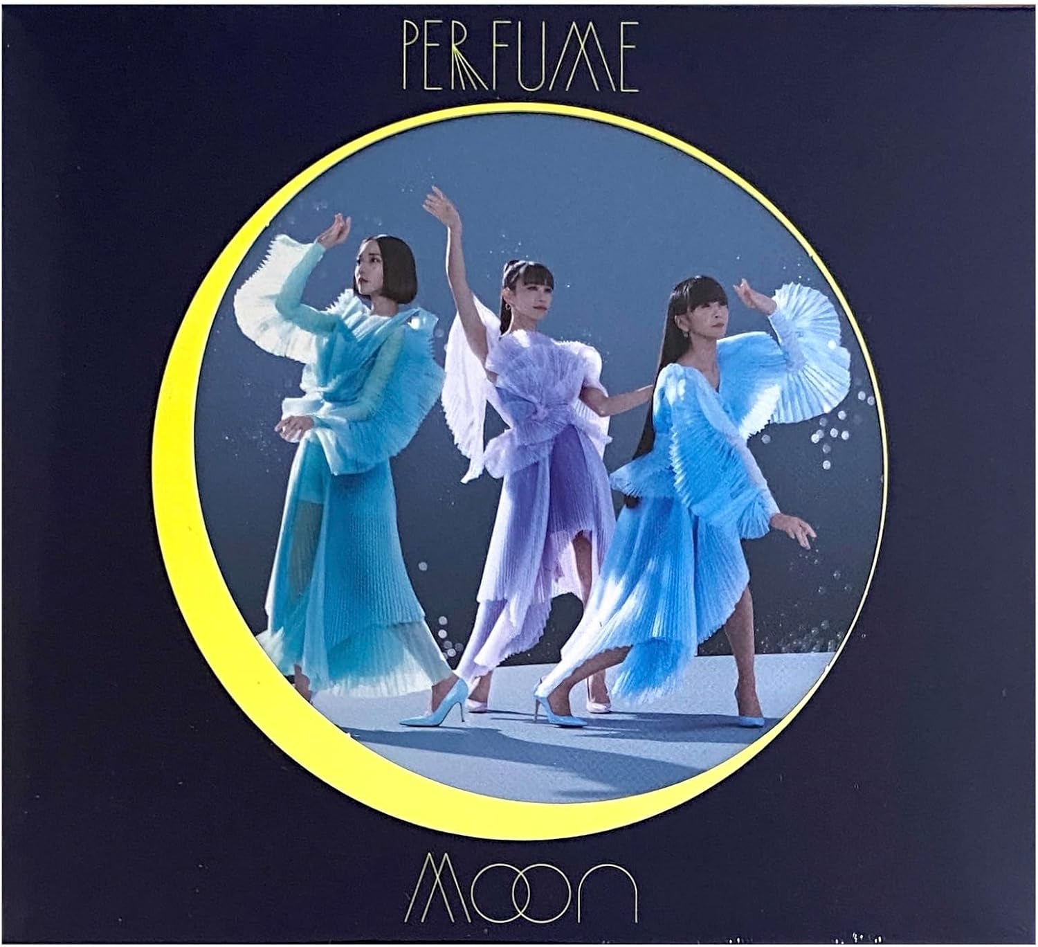 Amazon.co.jp: 【外付け特典あり】 Moon (初回限定盤A)(CD+Blu-ray)(A4クリアファイル その他店舗ver.付 ...
