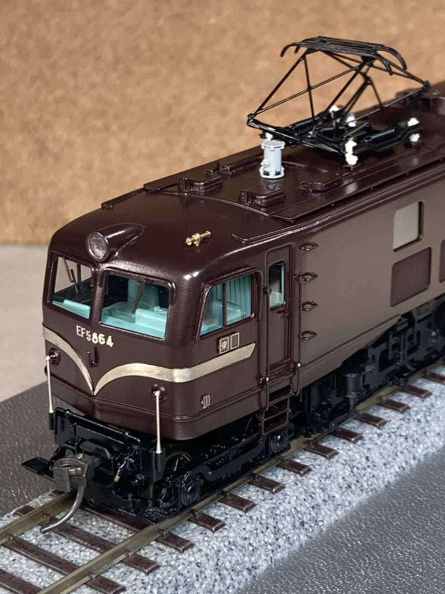 Amazon.co.jp: 鉄道模型 HO EF58 64号機 ”東海道大窓”ブドウ2号塗装・PS14・LA12避雷器）標識灯点灯 ブラス製 黒ラベルHG仕様モデル : おもちゃ