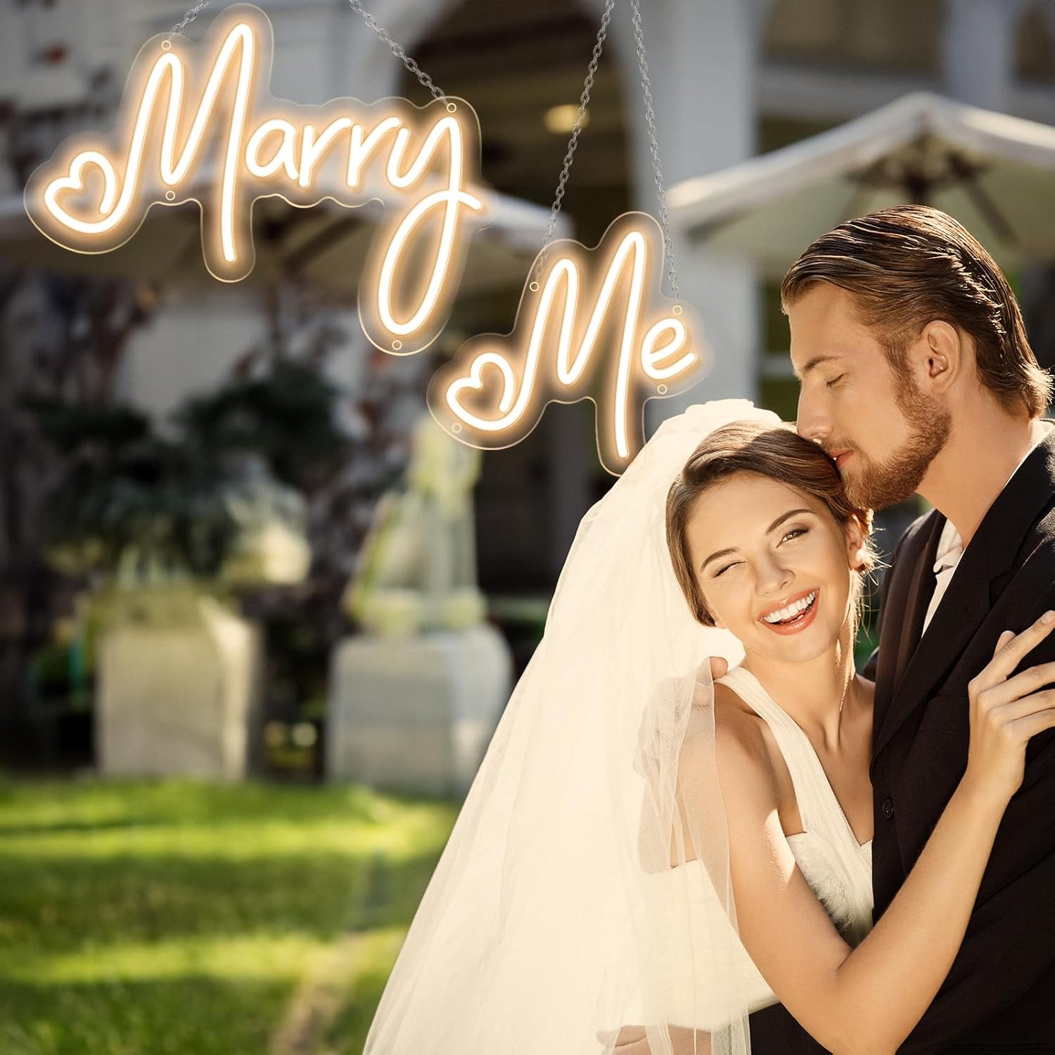 Letrero de neón con texto en inglés «Marry Me» con texto en inglés ...
