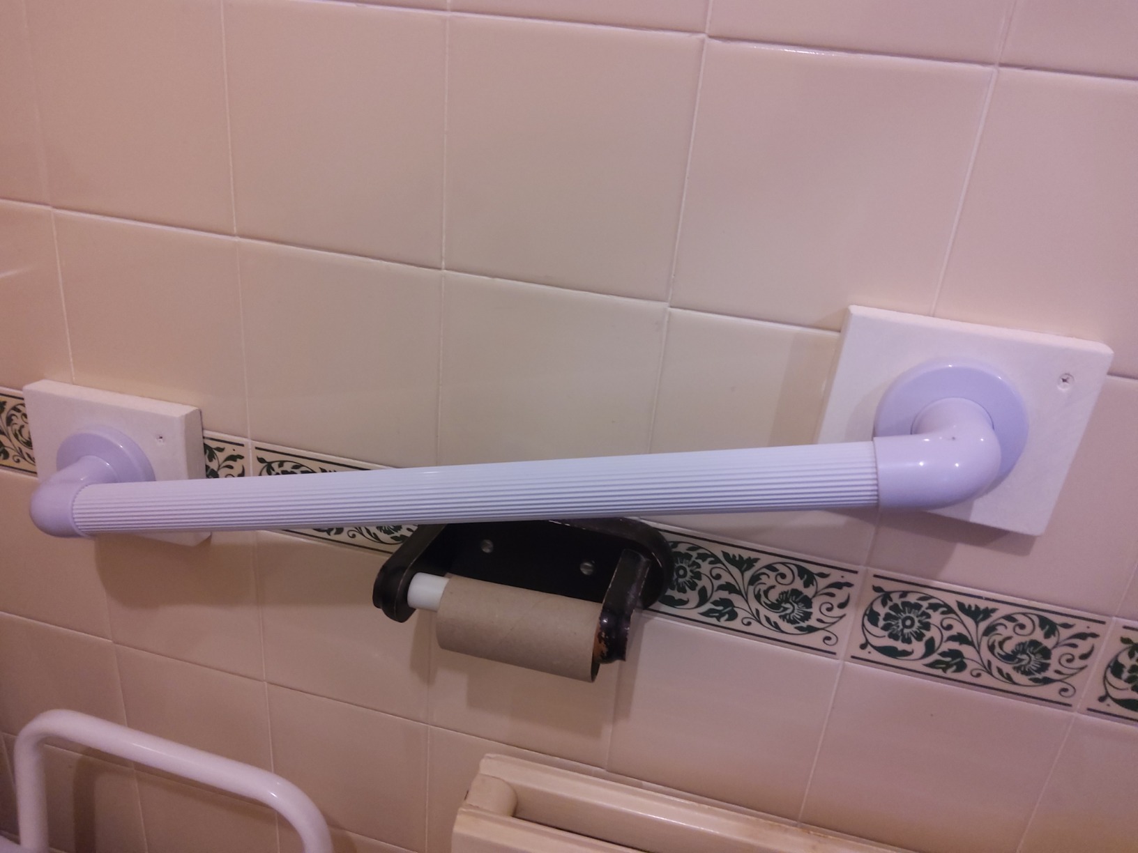 NRS Healthcare F19467 Plastic Fluted Grab Rail, White, 30 cm (12-inch ...