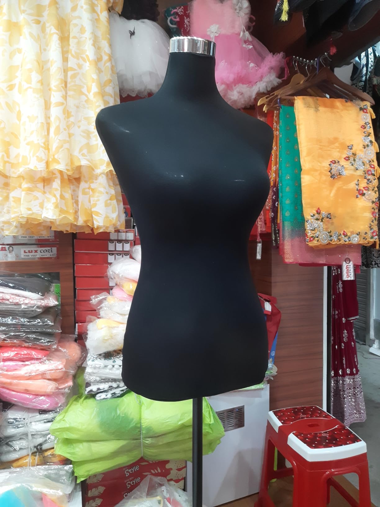 Loop Group ® Female Mannequin - Female Mannequin with Metal Base Plate ...