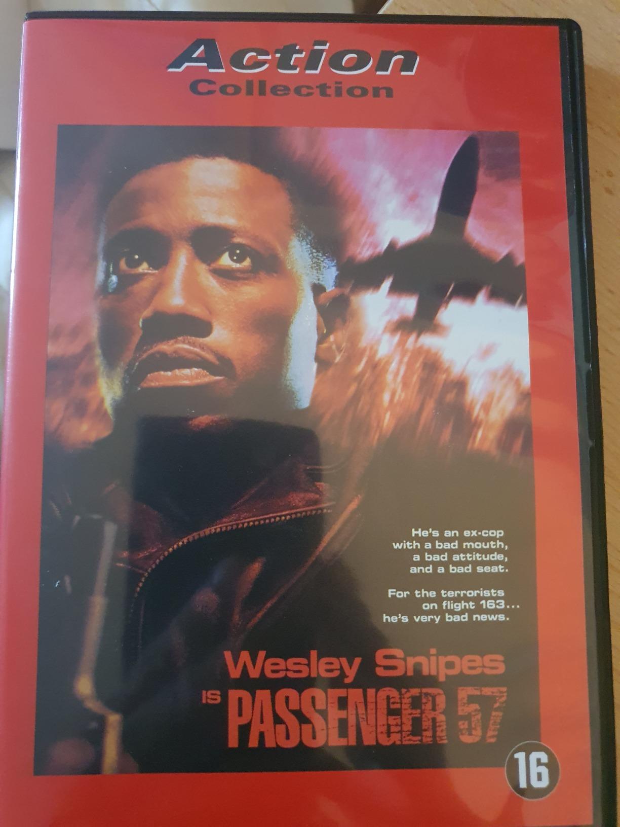 Passenger 57 [VHS] : Wesley Snipes, Bruce Payne, Tom Sizemore, Alex ...