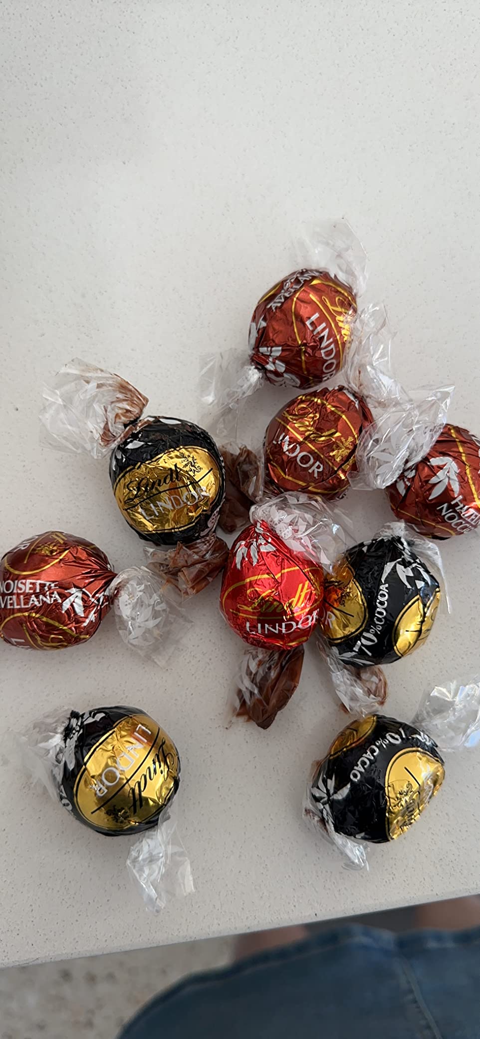 Lindt Lindor Assorted Chocolate Truffles Cornet- Approx. 27 Balls, 333g ...