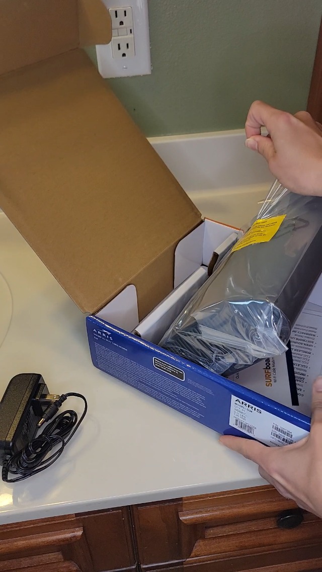 Watch What's In The Box? ARRIS Surfboard G34 Cable Modem & Router on ...