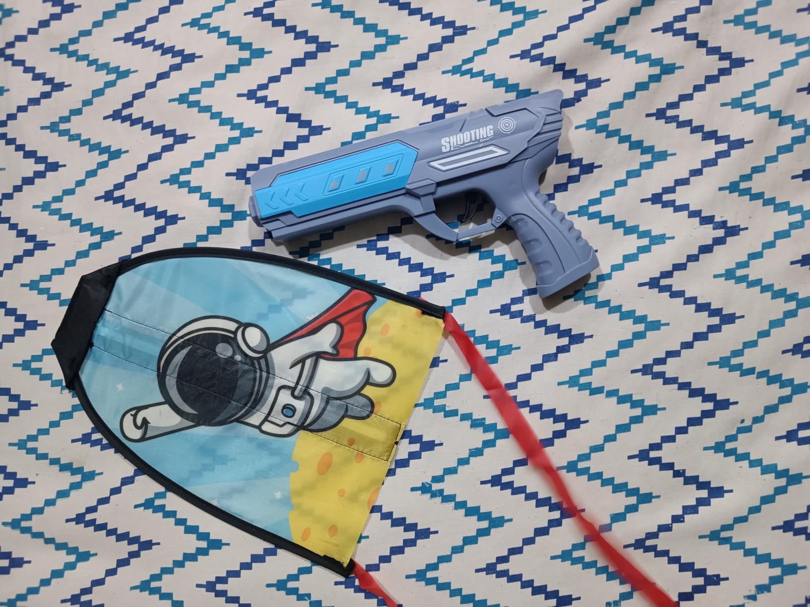 PROBABE Kite Launcher Gun Toy with 1 Colorful Flying Gliders, Fun ...