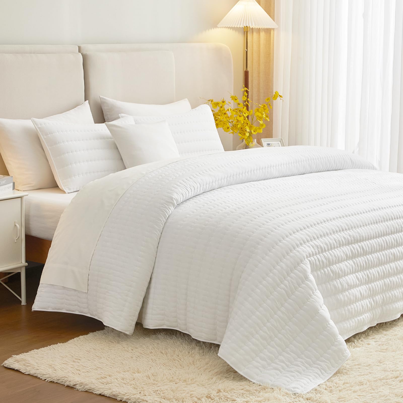 Amazon.com: HiSnug White Queen Size Quilt Bedding Set, Reversible ...