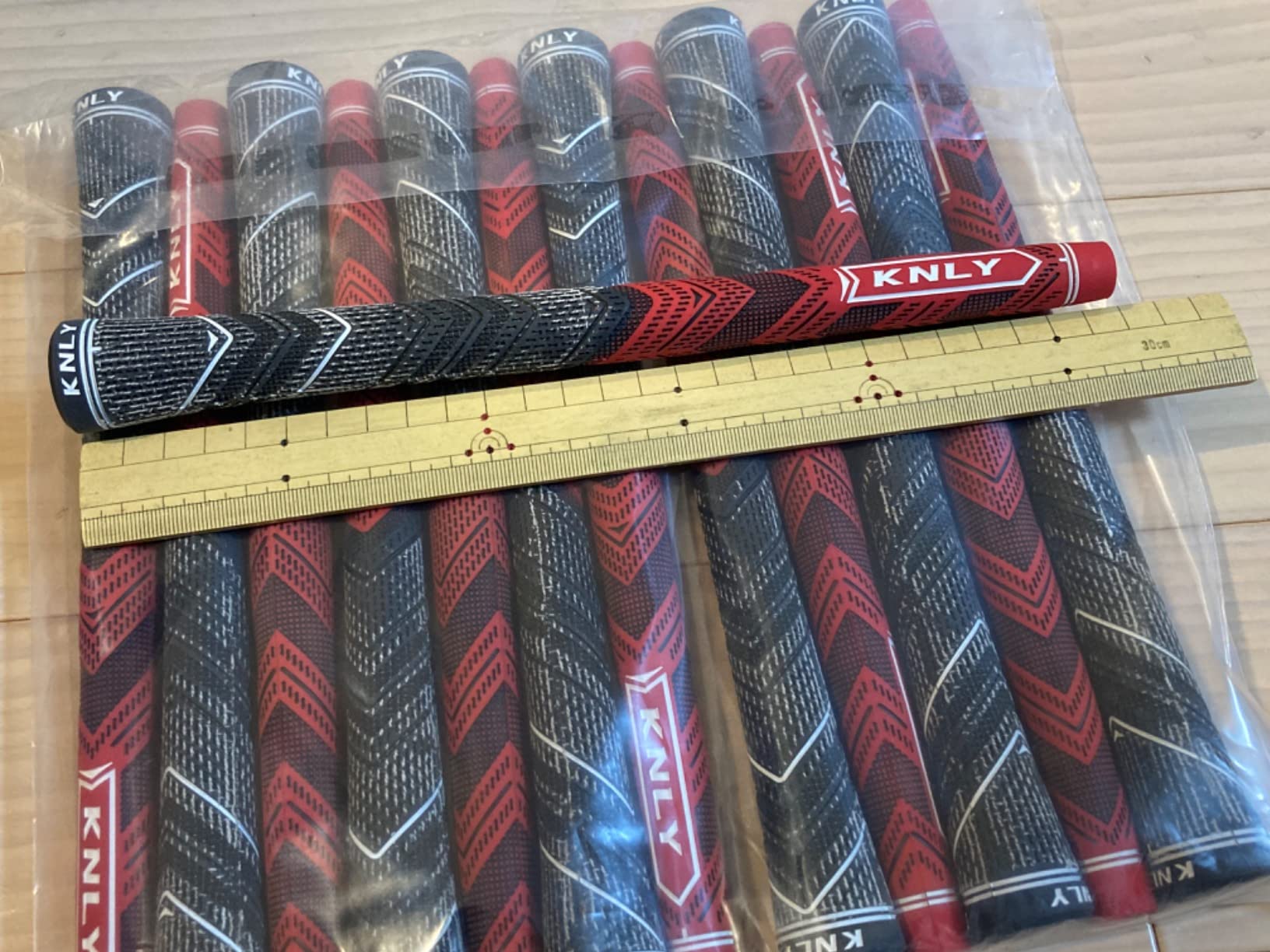 Amazon | KNLY Mate Proゴルフクリップ13セットは、マルチ全天候標準/中型混合のゴルフクラブグリップであり、5色から選択できます (標準, ホワイト) | KNLY | グリップ