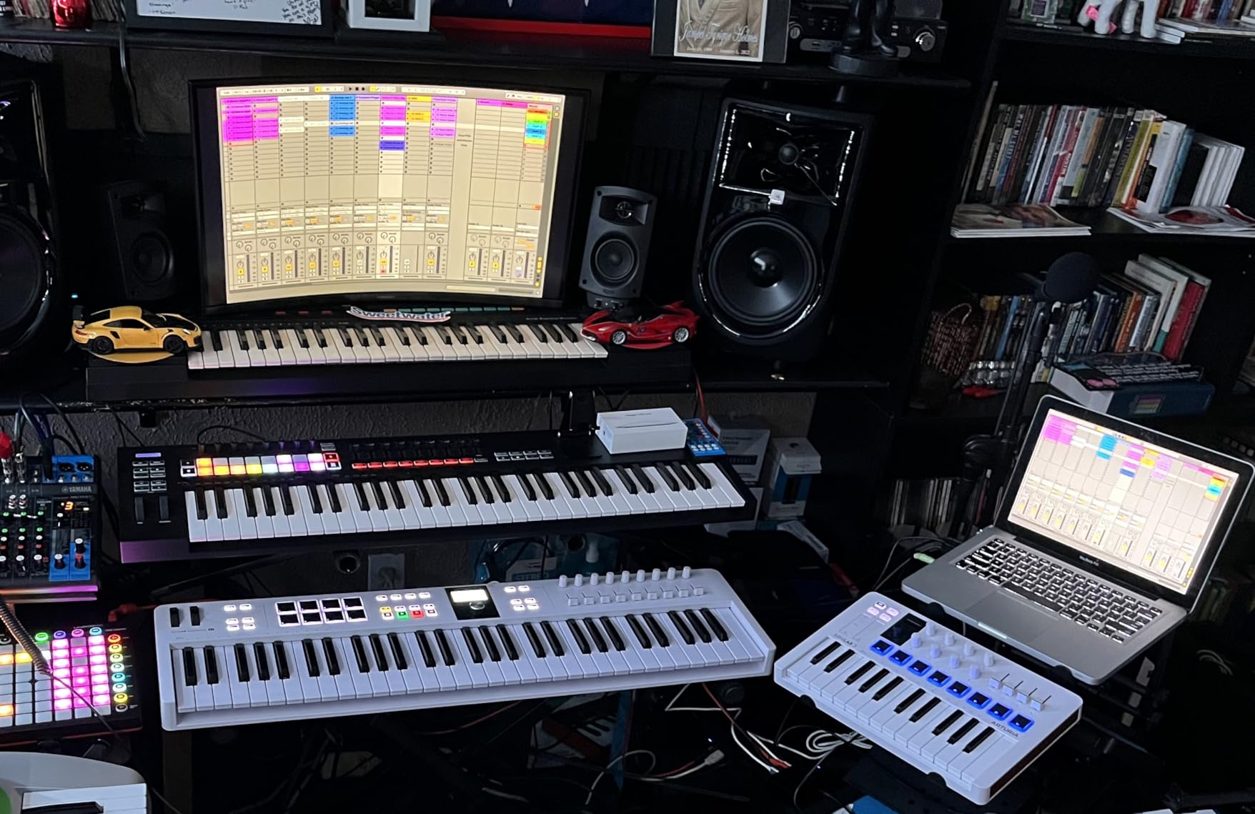 Amazon.com: Arturia KeyLab 61 Essential mk3 MIDI Controller BUNDLE with ...