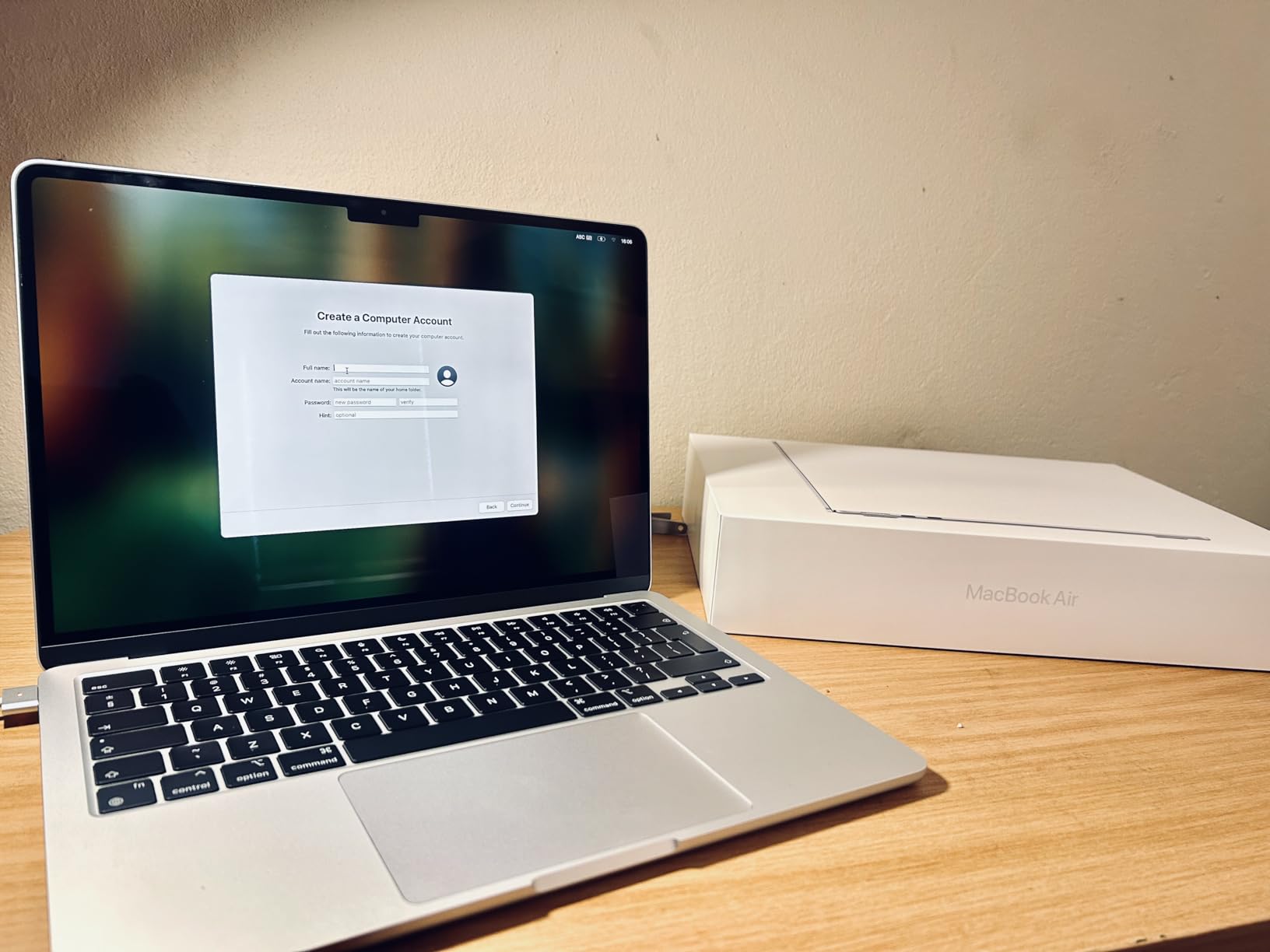 Apple MacBook Air laptop with M2 chip: 13.6-inch Liquid Retina display ...