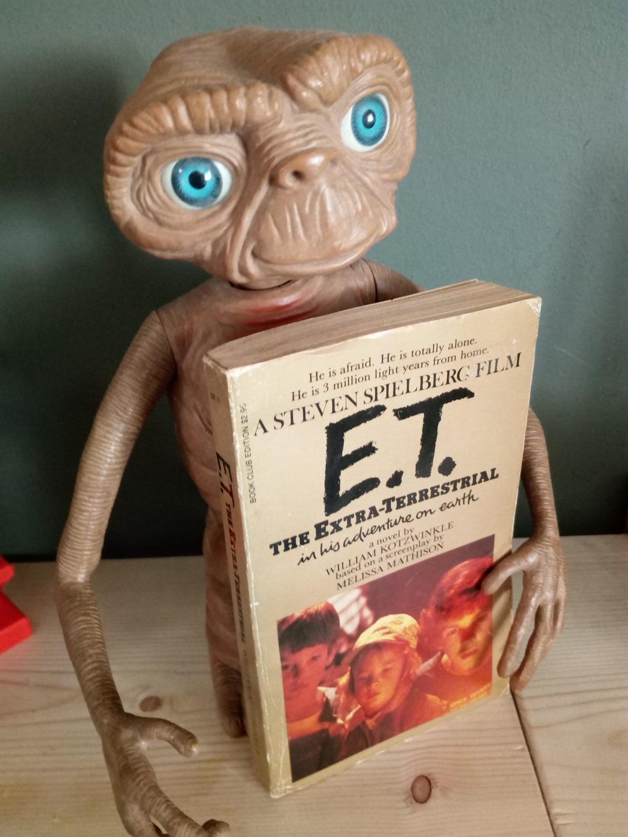 E. T. The Extra-Terrestrial Storybook: Amazon.co.uk: KOTZWINKLE ...