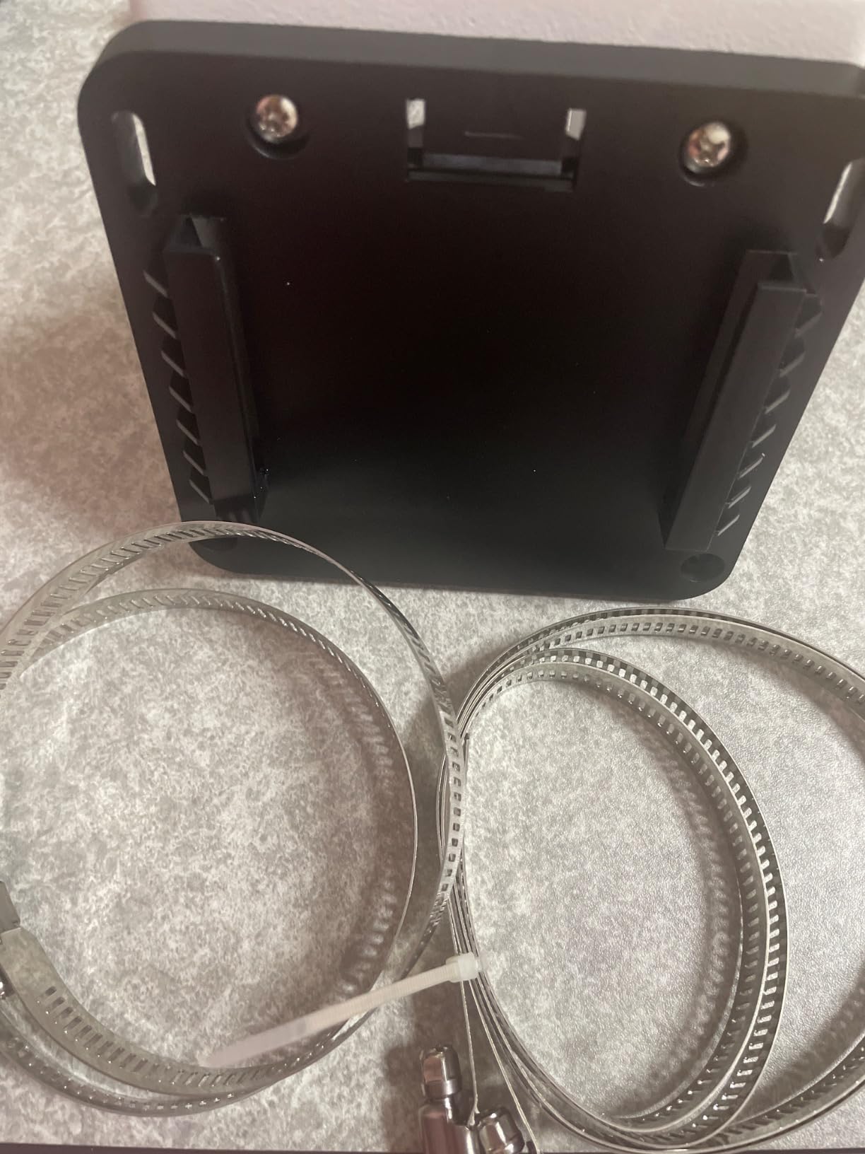 Amazon | BSTKEY モニタリングブラケット 監視カメラ固定金具 防犯カメラ取り付け金具 監視カメラアクセサリ 穴開け不要 ベルト式 さびにくい金属 ねじ付く 耐腐食性 角柱に安定し ...