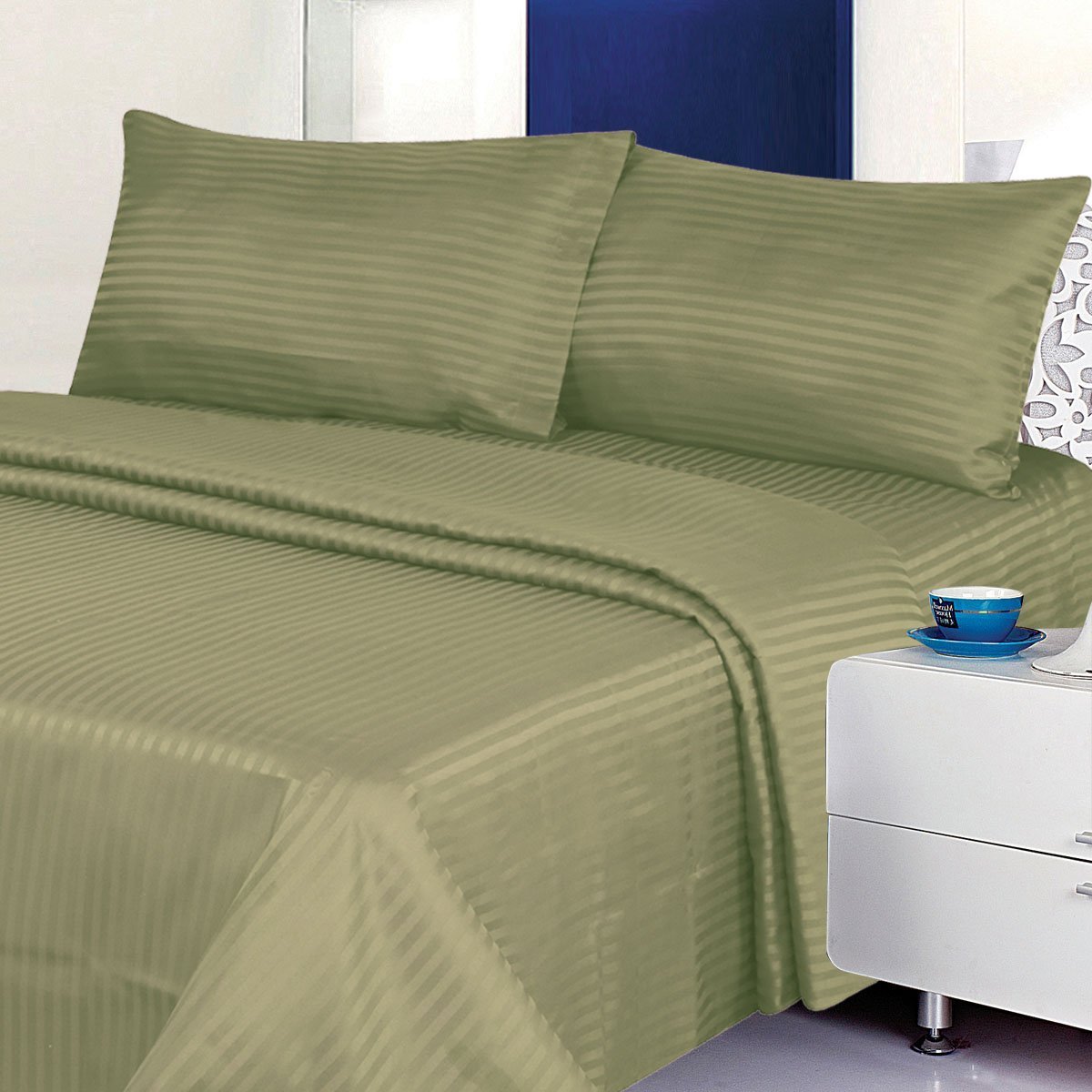 Amazon.com: Deluxe 4 Piece Microfiber Sheet Set (Queen, Sage) : Home ...