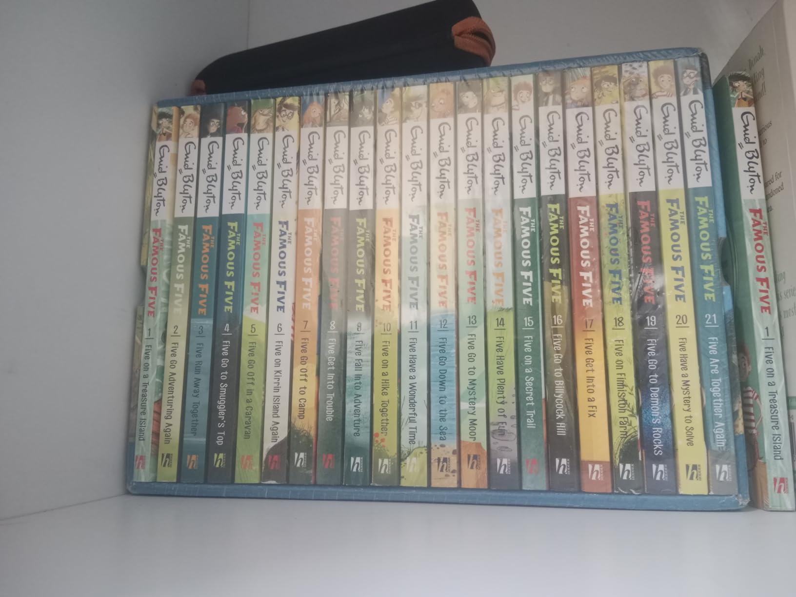 FAMOUS FIVE COMPLETE BOX SET OF 21 TITLES : Enid Blyton: Amazon.in: Books