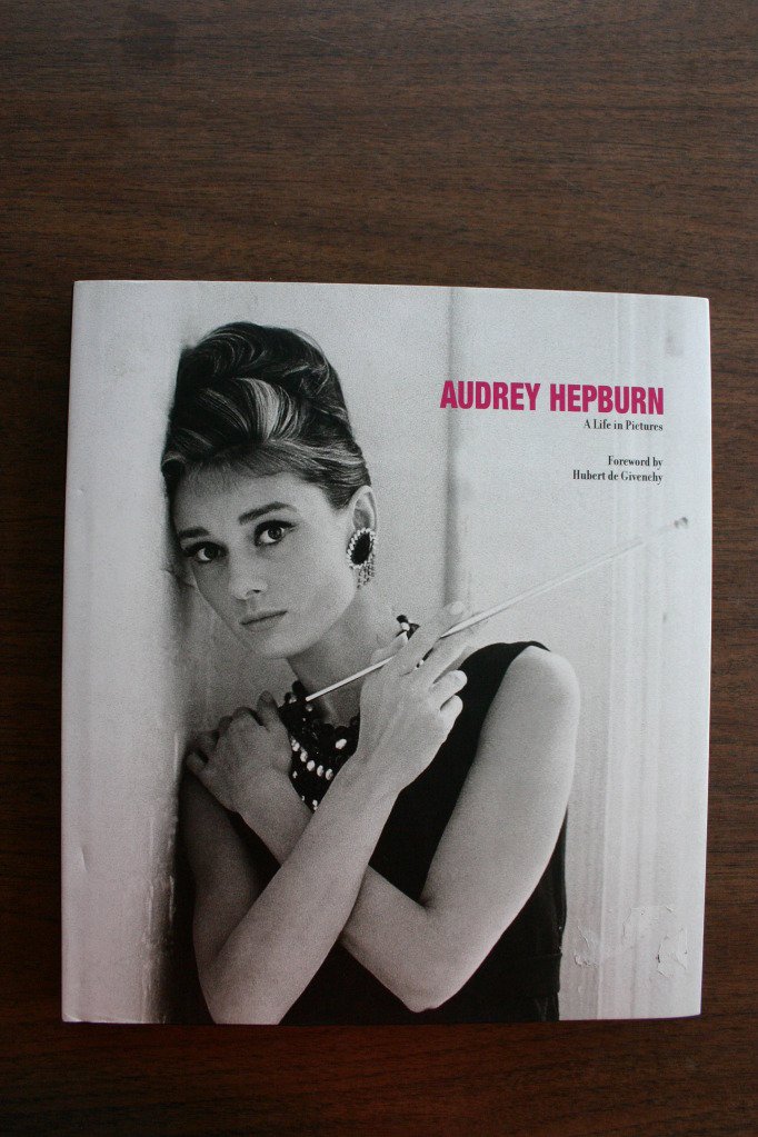 Audrey Hepburn: A Life in Pictures: MJF Books: 9781567319415: Amazon ...