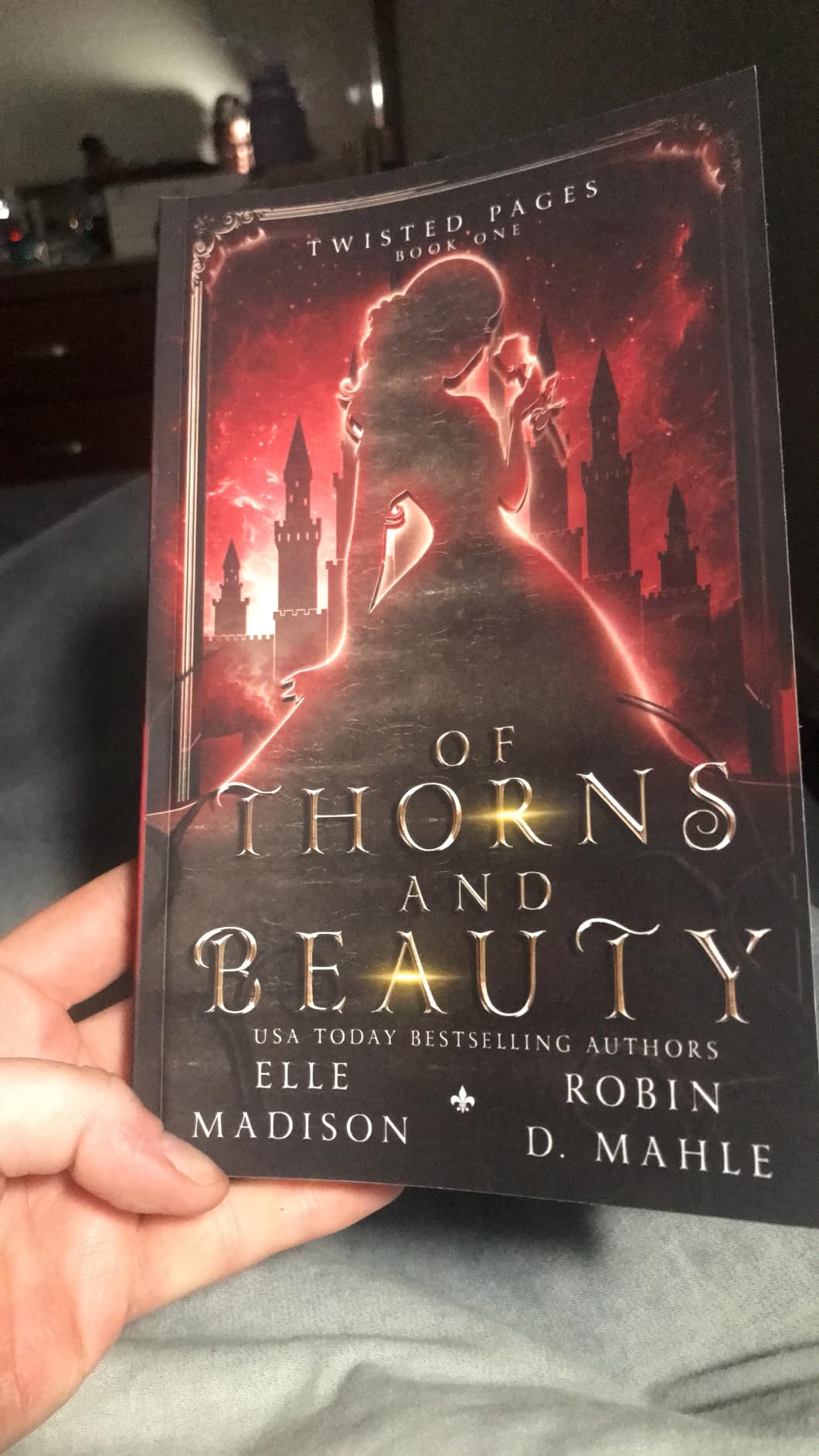 Of Thorns and Beauty: A Dark Fairy Tale Retelling (Twisted Pages Book 1) eBook : Madison, Elle ...