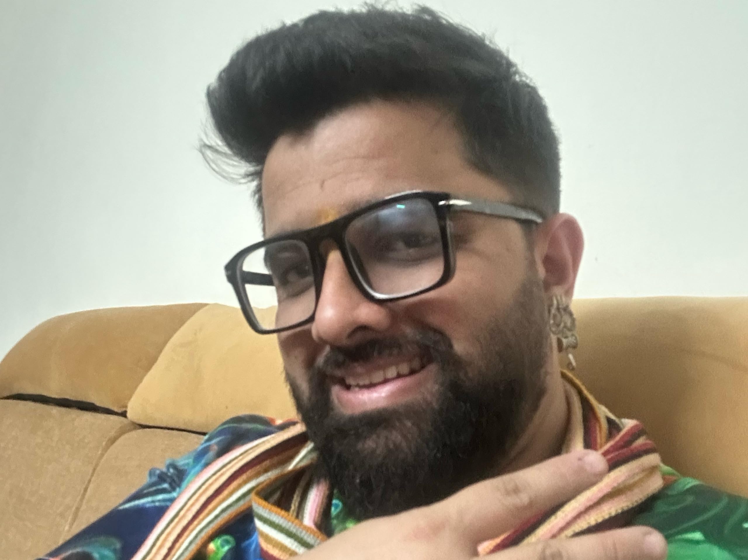 Bole Chudiyan song by Udit Narayan, Alka Yagnik, Kavita Krishnamurthy ...