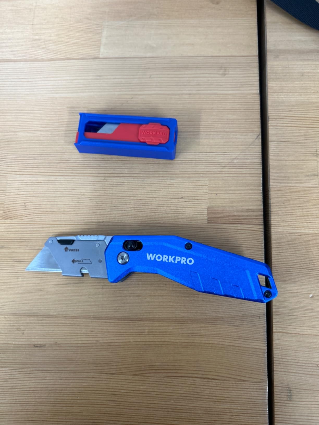 Amazon.co.jp: WORKPRO カッター カッターナイフ ユーティリティナイフ 折り畳みカッター 段ボールカッター クイックリリース SK5ブレード アルミニウム合金ハンドル ...