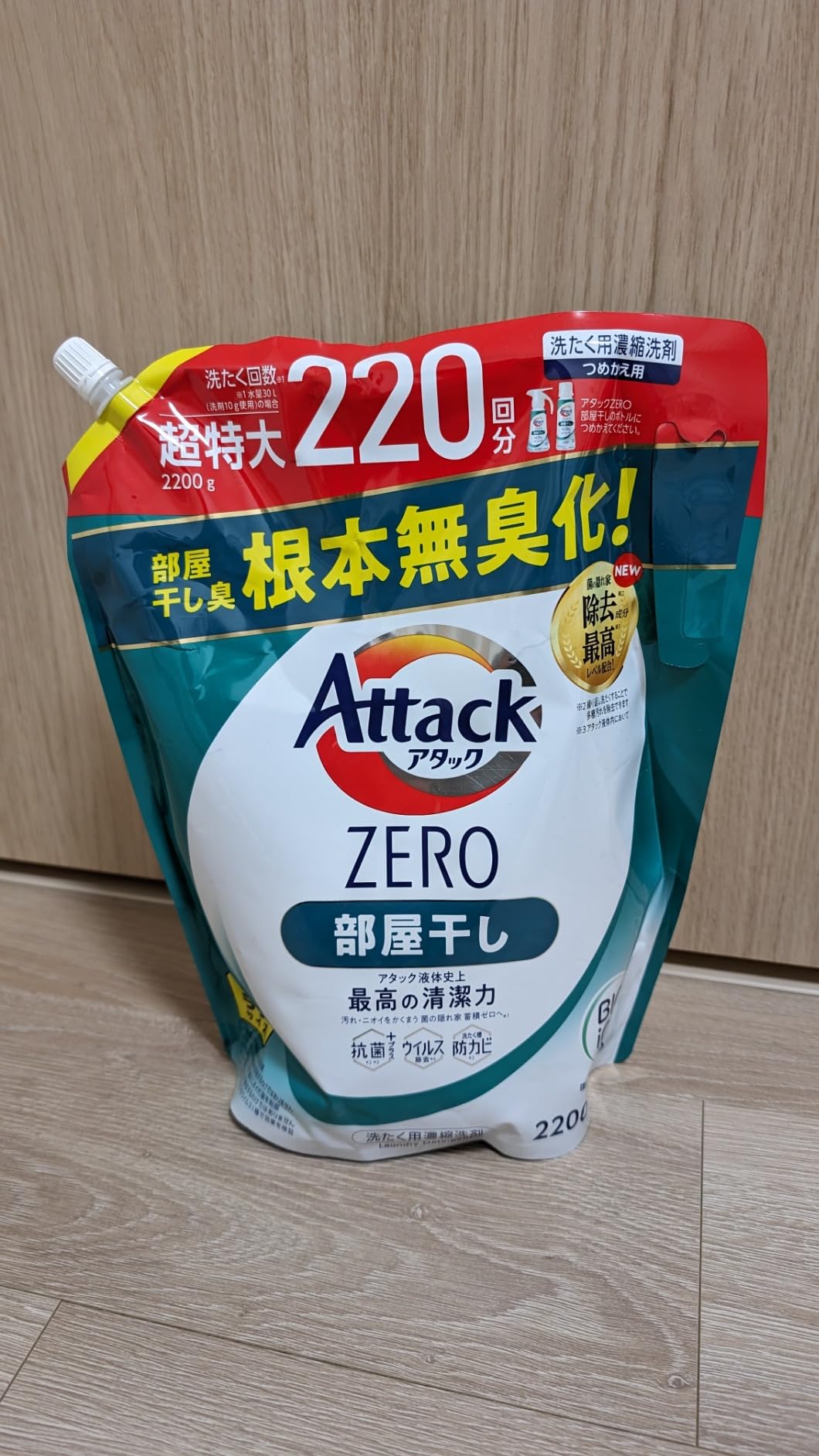 Amazon | 【ケース販売】デカラクサイズ アタックZERO 部屋干し 洗濯洗剤 液体 アタック液体史上 最高の清潔力。菌の隠れ家蓄積0へ 詰め替え 2200g×4個 | アタック | 液体洗剤