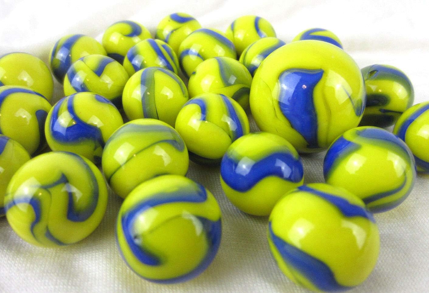 Amazon.com: Big Game Toys~25 Glass Marbles Dory Yellow/Blue Swirl ...