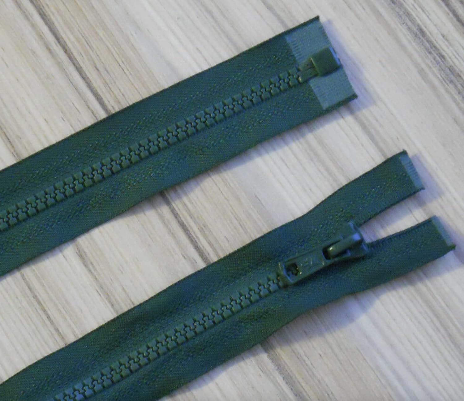 Bottle Green Chunky Plastic Zip - Various Sizes (22") : Amazon.co.uk ...