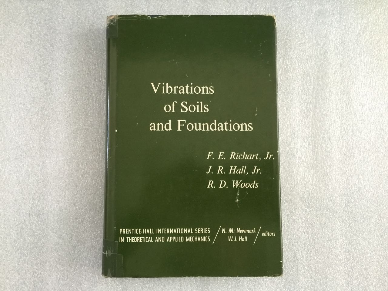Vibrations of Soils and Foundations (Prentice-Hall International Series ...