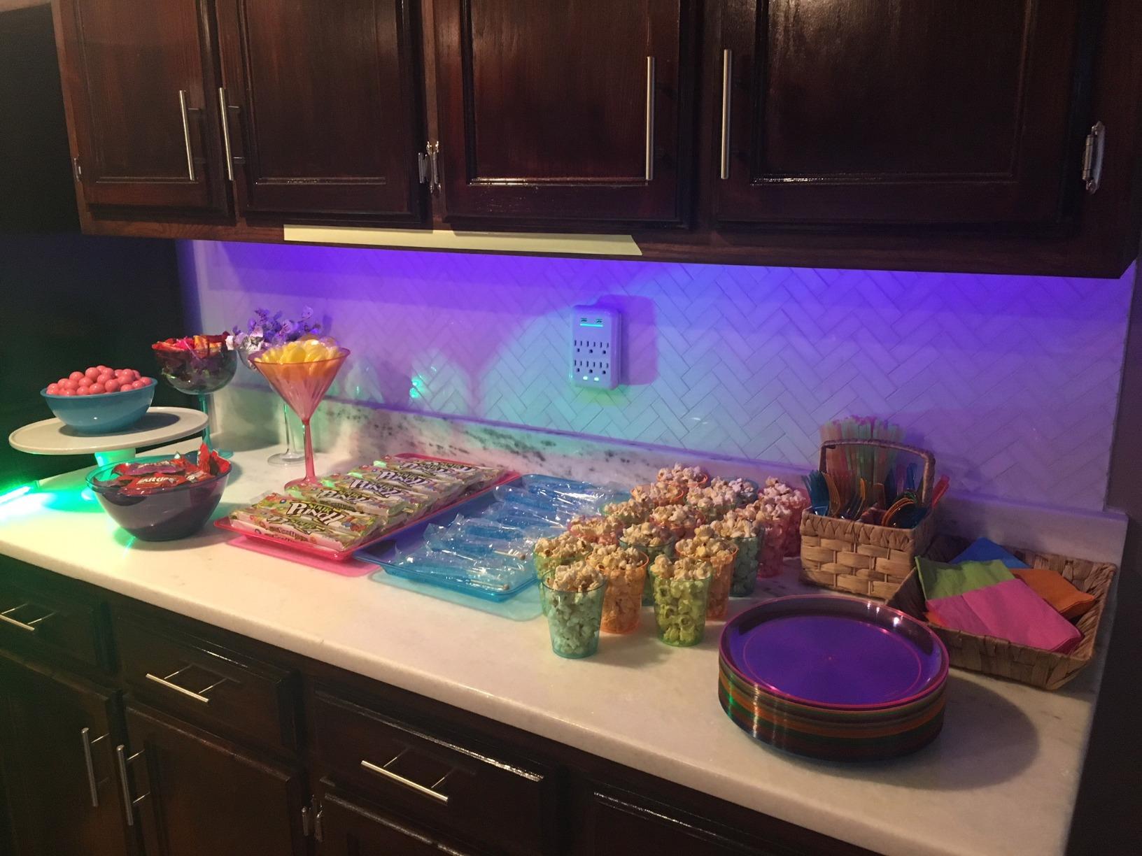 Amazon.com: Neon Disposable Party Supplies Set, 16 Guest - 2 Size ...