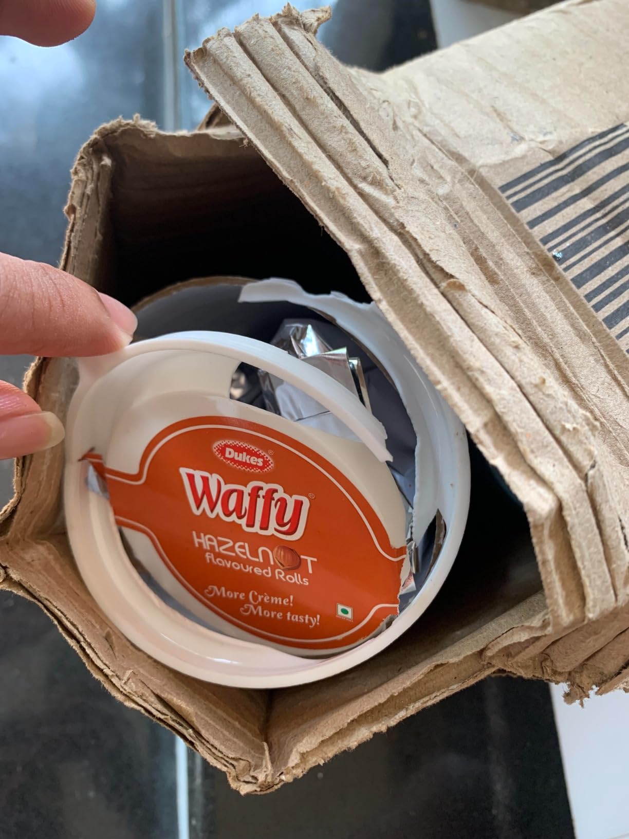 Dukes Waffy Hazelnut Flavoured Rolls Tin (300gm) : Amazon.in: Grocery ...