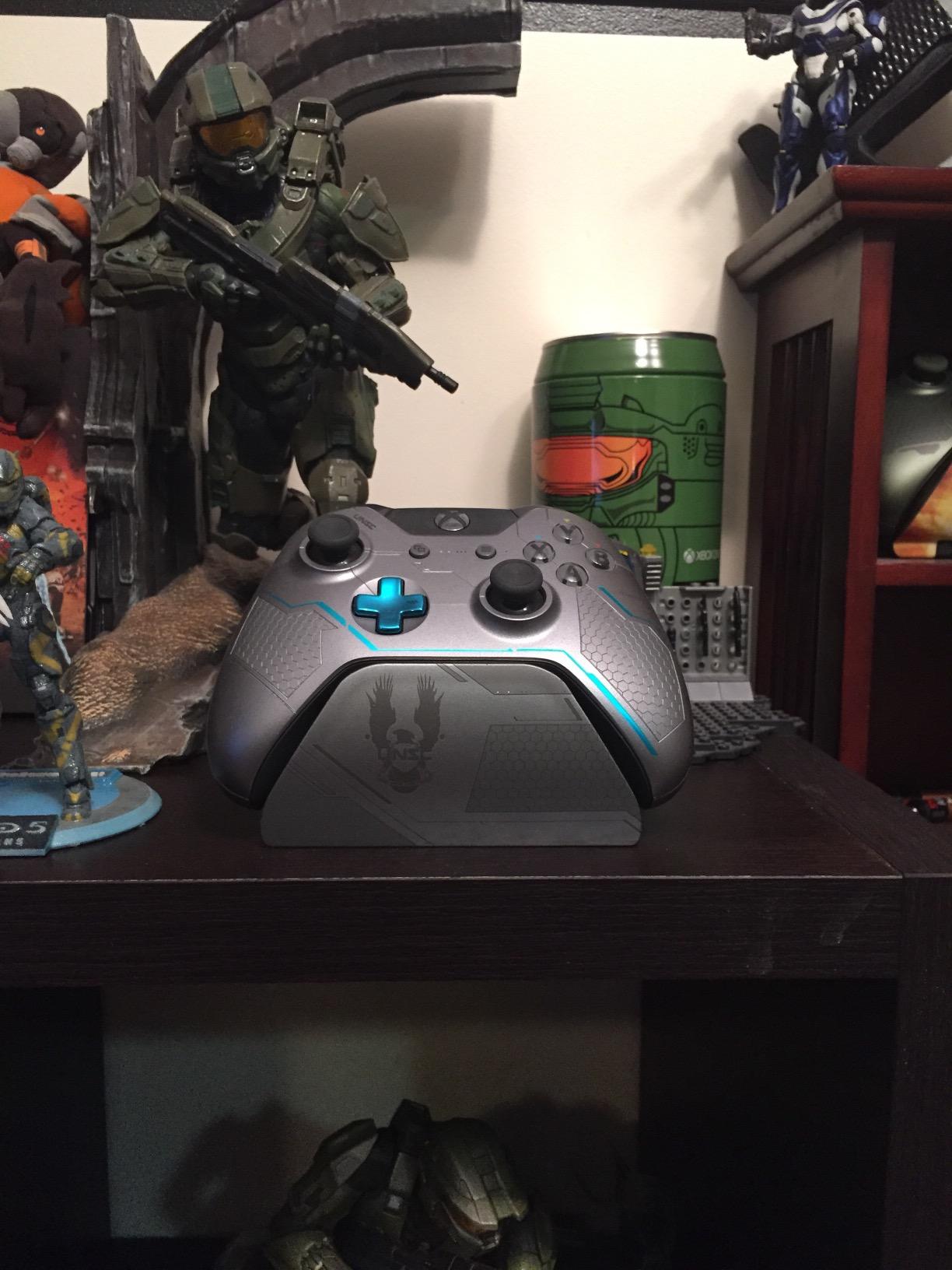Amazon.com: Controller Gear Halo 5 Locke Controller Stand - Officially ...