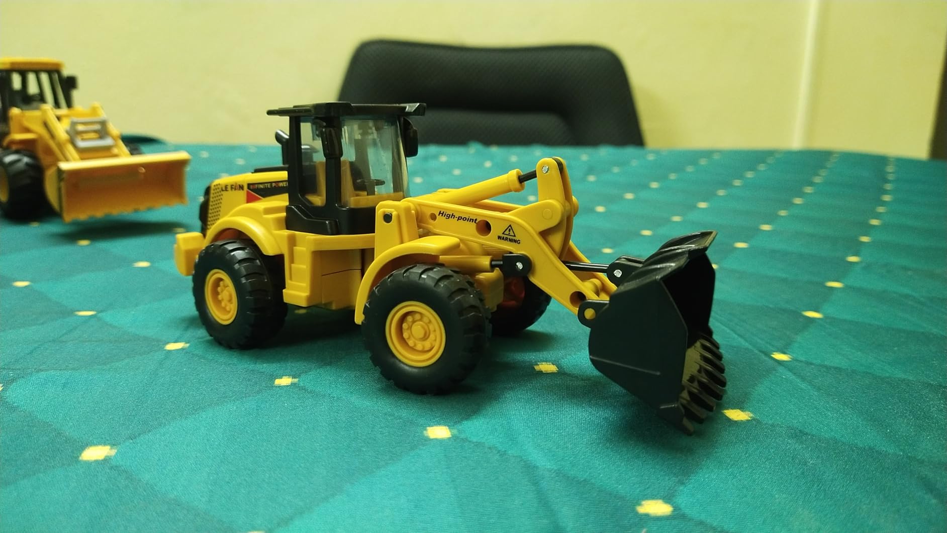PLUSPOINT Excavator Bulldozer Truck for Kids, Construction Site Beach ...