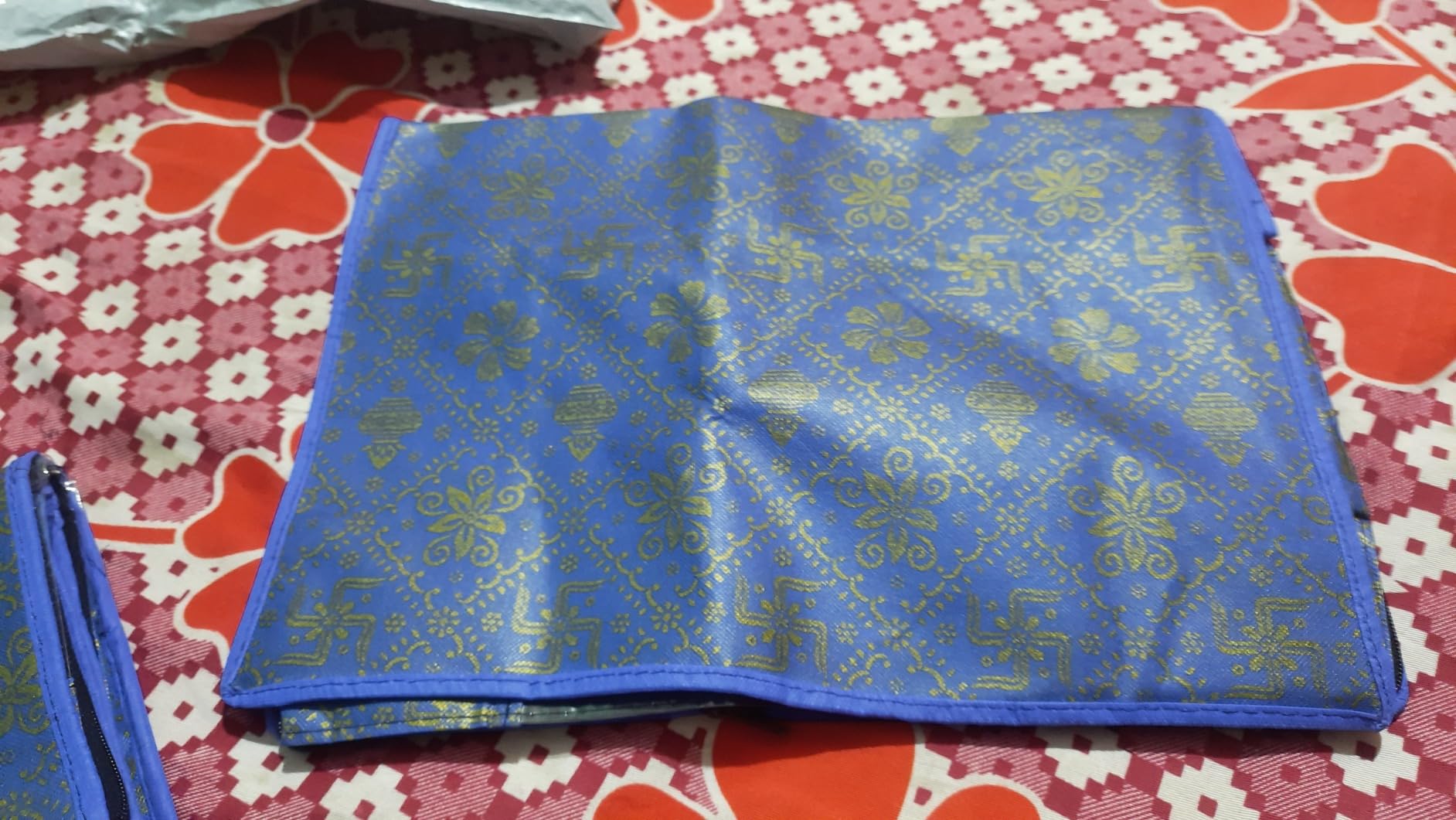 Perpetual Saree Organizer For Wardrobe - Foldable Saree Covers With Zip ...