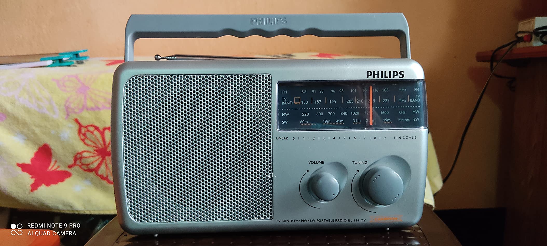 Philips Radio RL384TV/N with MW/FM/SW/TV Bands, 500mW RMS Sound output ...