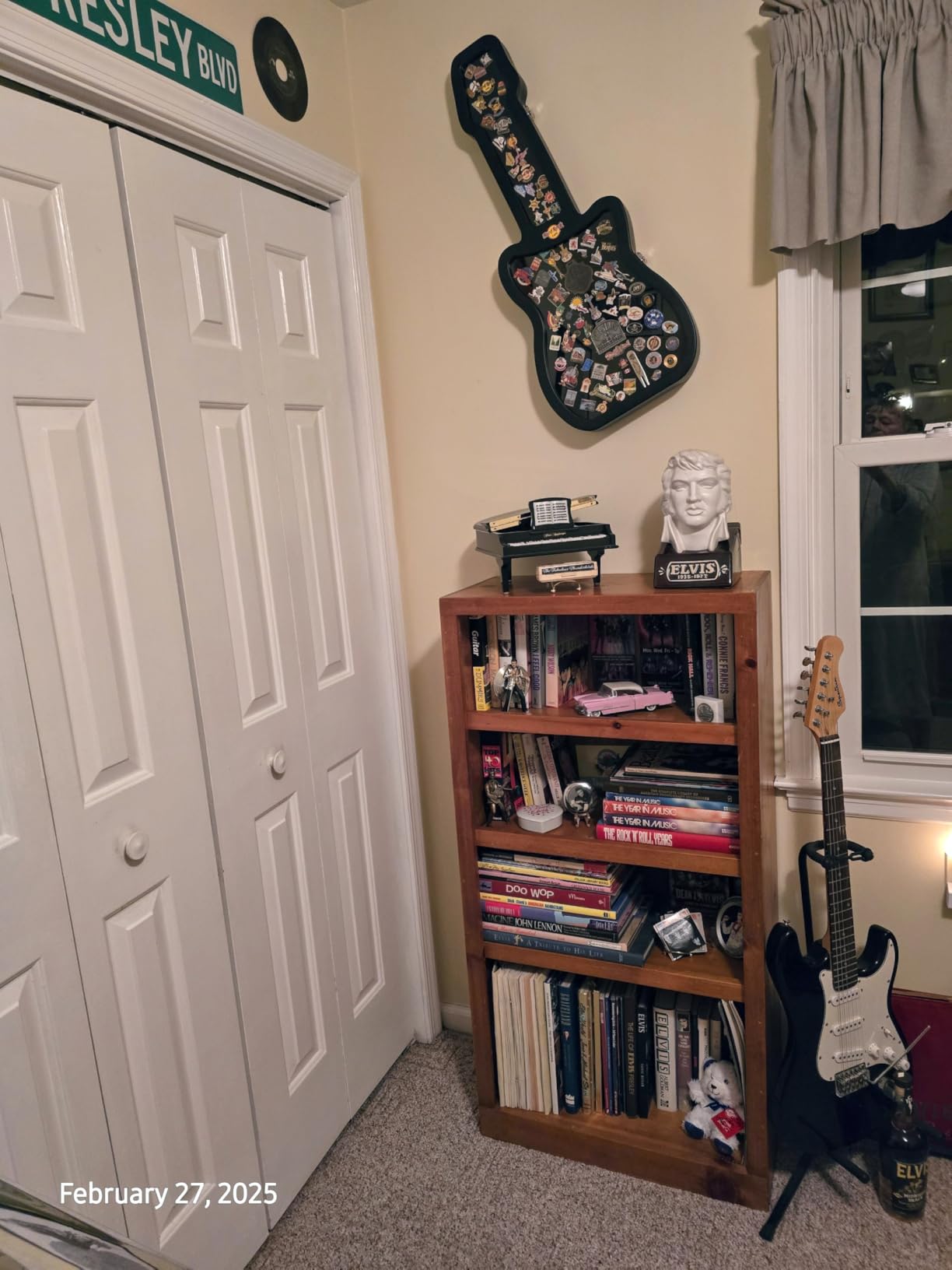 Amazon.com - Hard Rock Guitar Shaped Pin Display Case Black