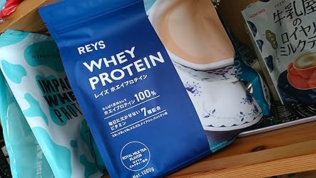 Amazon | REYS レイズ ホエイ プロテイン 山澤 礼明 監修 1kg 国内製造 ビタミン7種配合 WPCプロテイン グレープ風味 | REYS | ホエイプロテイン