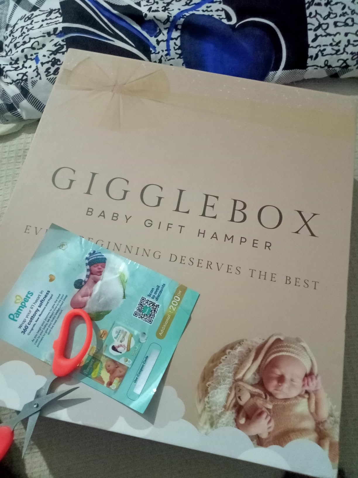 GIGGLEBOX Premium Baby Gift Hamper | Pampers Newborn Diapers & Wipes ...