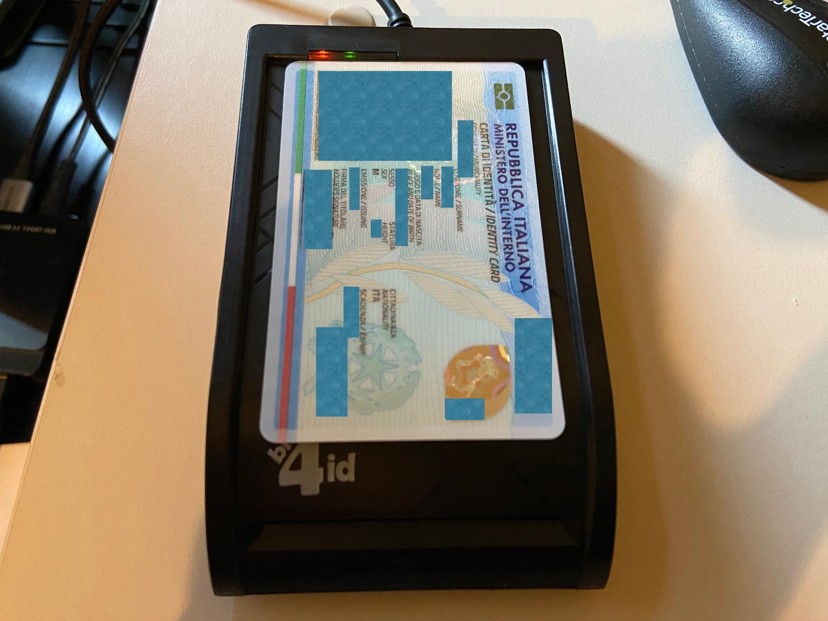 Bit4id Lettore carte contact e contactless per leggere CIE 3.0, Tessera ...