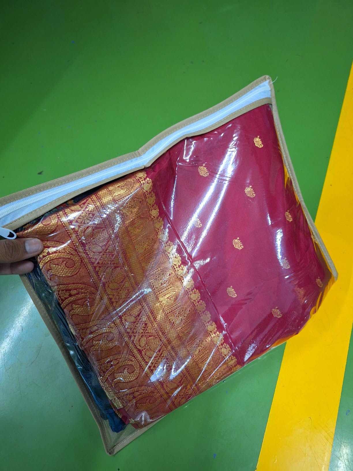 WELCOME PACKAGING Non Woven Single Saree Bag, Transparent Saree Covers ...