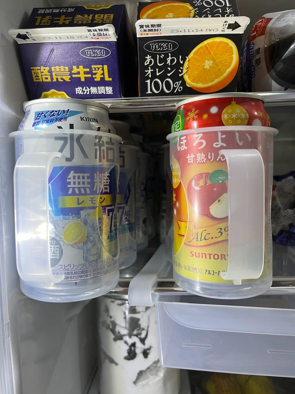 Amazon｜Asdays 冷蔵庫 ドリンクホルダー 缶ホルダー ビール 缶ディスペンサー 取っ手付き 透明 4本収納 2個セット｜キッチンストッカー オンライン通販