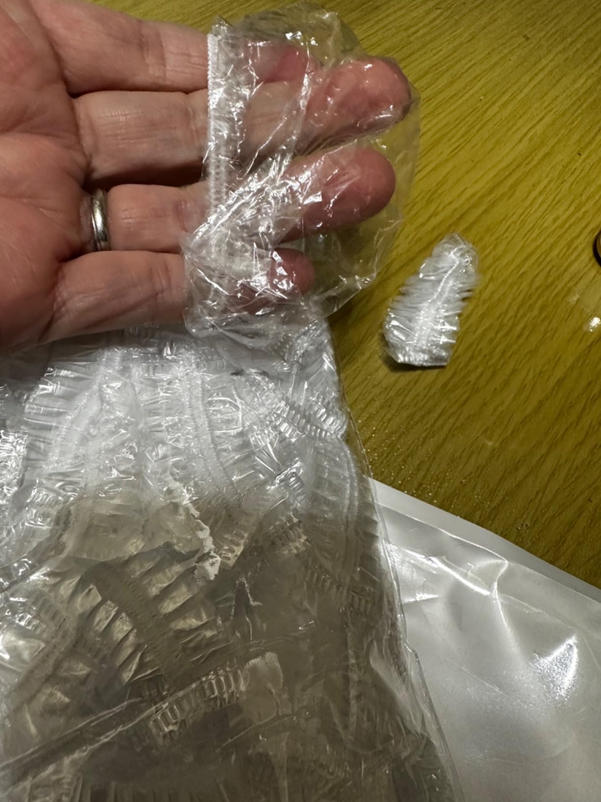 Amazon | Mesanda イヤーキャップ 使い捨て 耳キャップ 約100枚入り 耳カバー イヤーカバー 透明 防水 カラーリング 毛染め 髪染め 白髪染め 耳保護 業務用 サロン用 ...