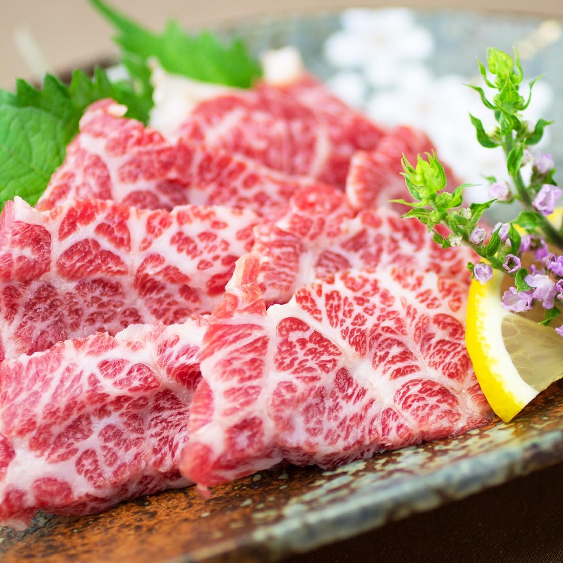 Amazon.co.jp: 菅乃屋 熊本 鮮馬刺し 大トロ 200g 40g×5p 鮮馬刺し 専用タレ付き 1本 50ml : 食品・飲料・お酒