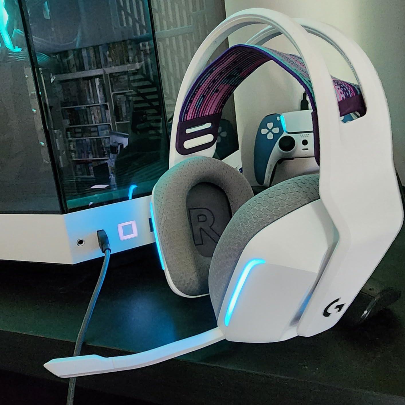 Excellent sound quality coupled with good looks.