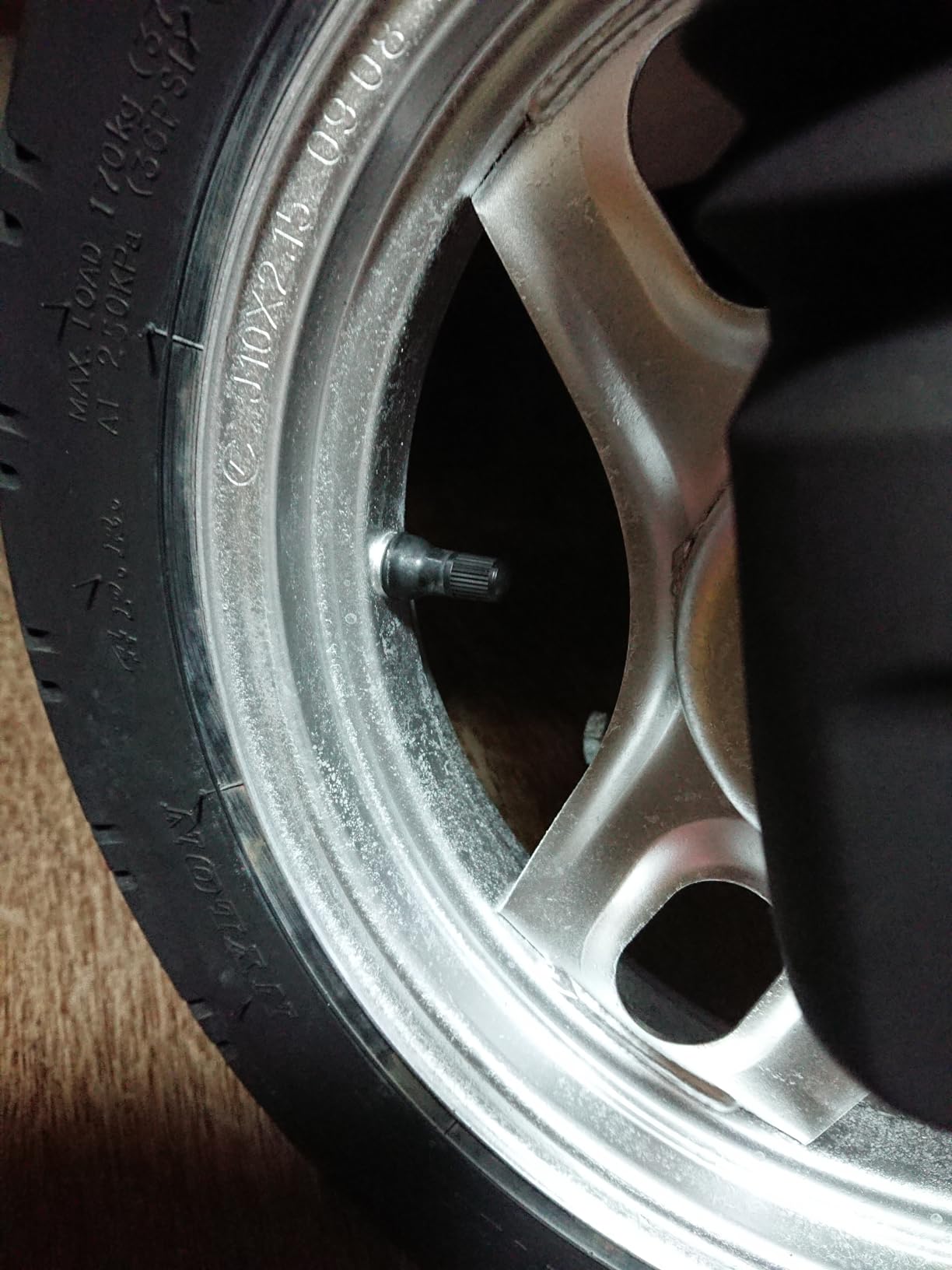 Amazon | JiiinMiiin TR413 エアバルブ 100個 ゴムバルブ バルブコア付き キャップ付き チューブレス TR-413 タイヤ用スナップインバルブ | エアバルブ ...