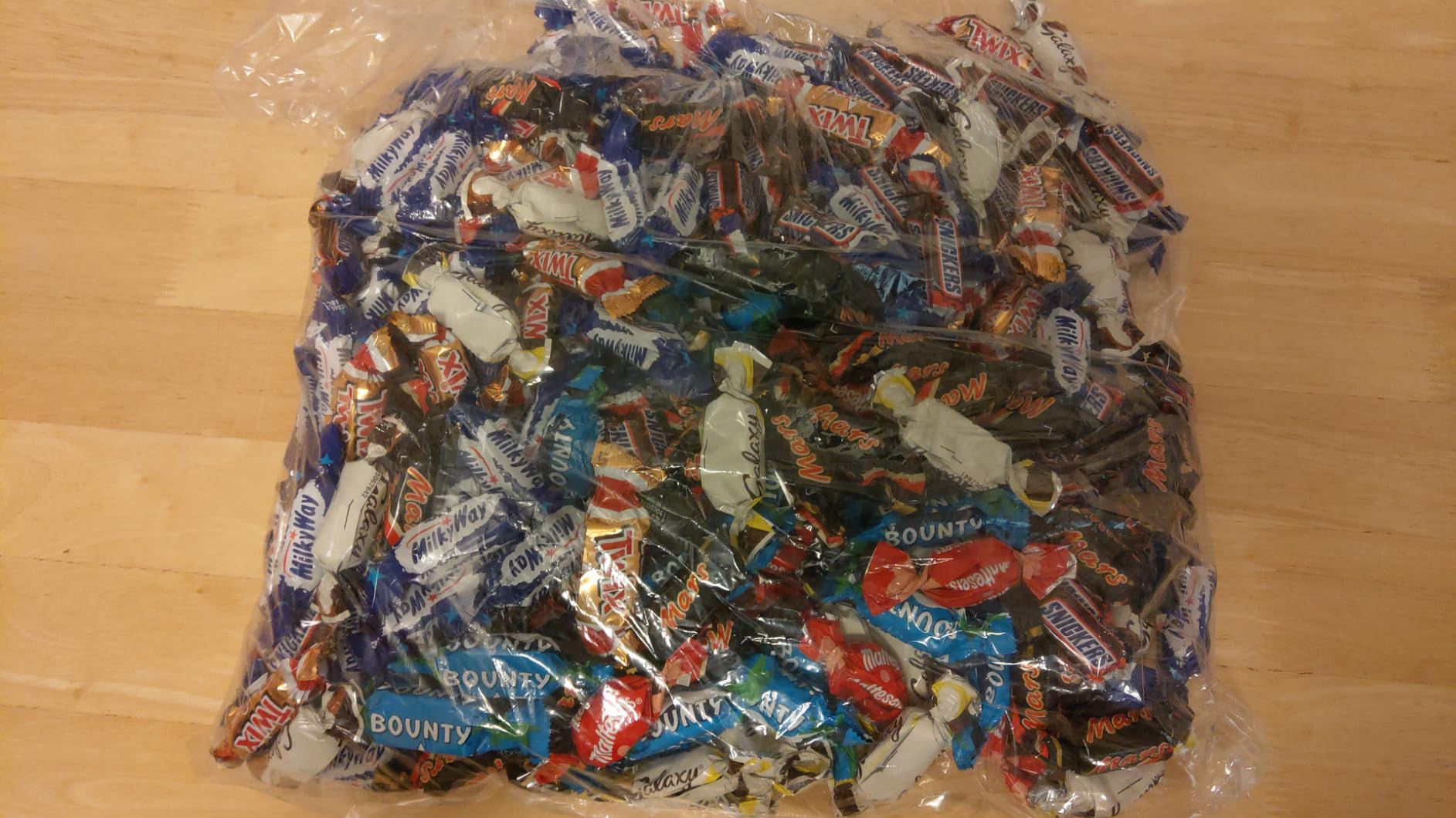 Celebrations Milk Chocolate Gift Box of Mini Chocolates & Biscuit Bars ...