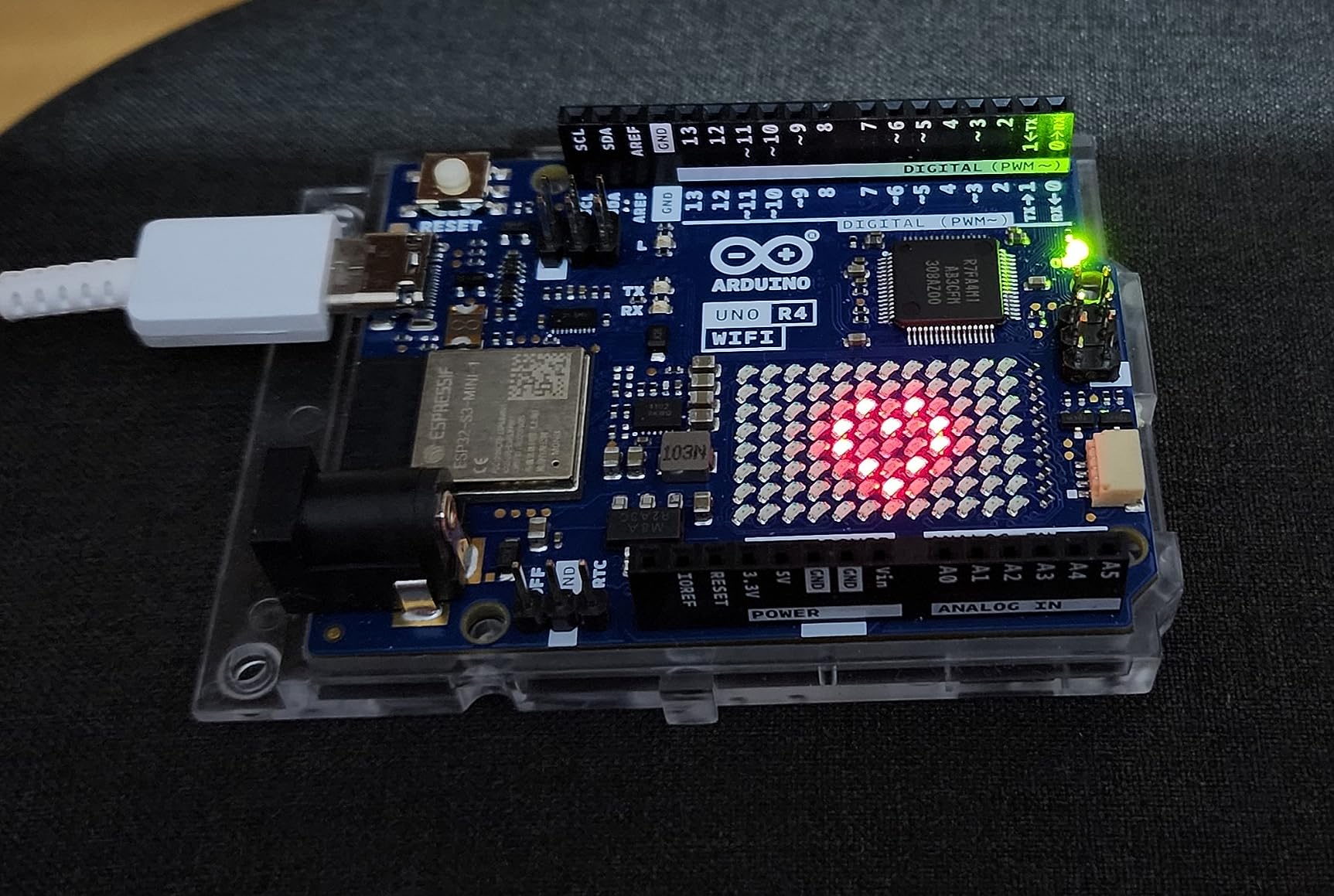 Arduino UNO R4 WiFi - Renesas RA4M1 / ESP32-S3 - Wi-Fi, Bluetooth, USB ...
